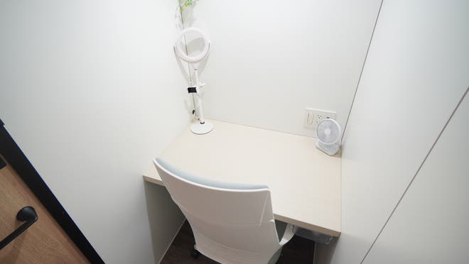 <ビズボ渋谷宮益坂No.9>【換気ファン付完全個室】駅徒歩2分・ヒカリエ方面⭐光回線Wi-Fi📶電源🔌テレワーク/作業の写真1