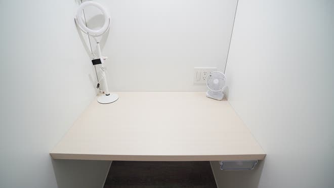 <ビズボ渋谷宮益坂No.9>【換気ファン付完全個室】駅徒歩2分・ヒカリエ方面⭐光回線Wi-Fi📶電源🔌テレワーク/作業の写真3