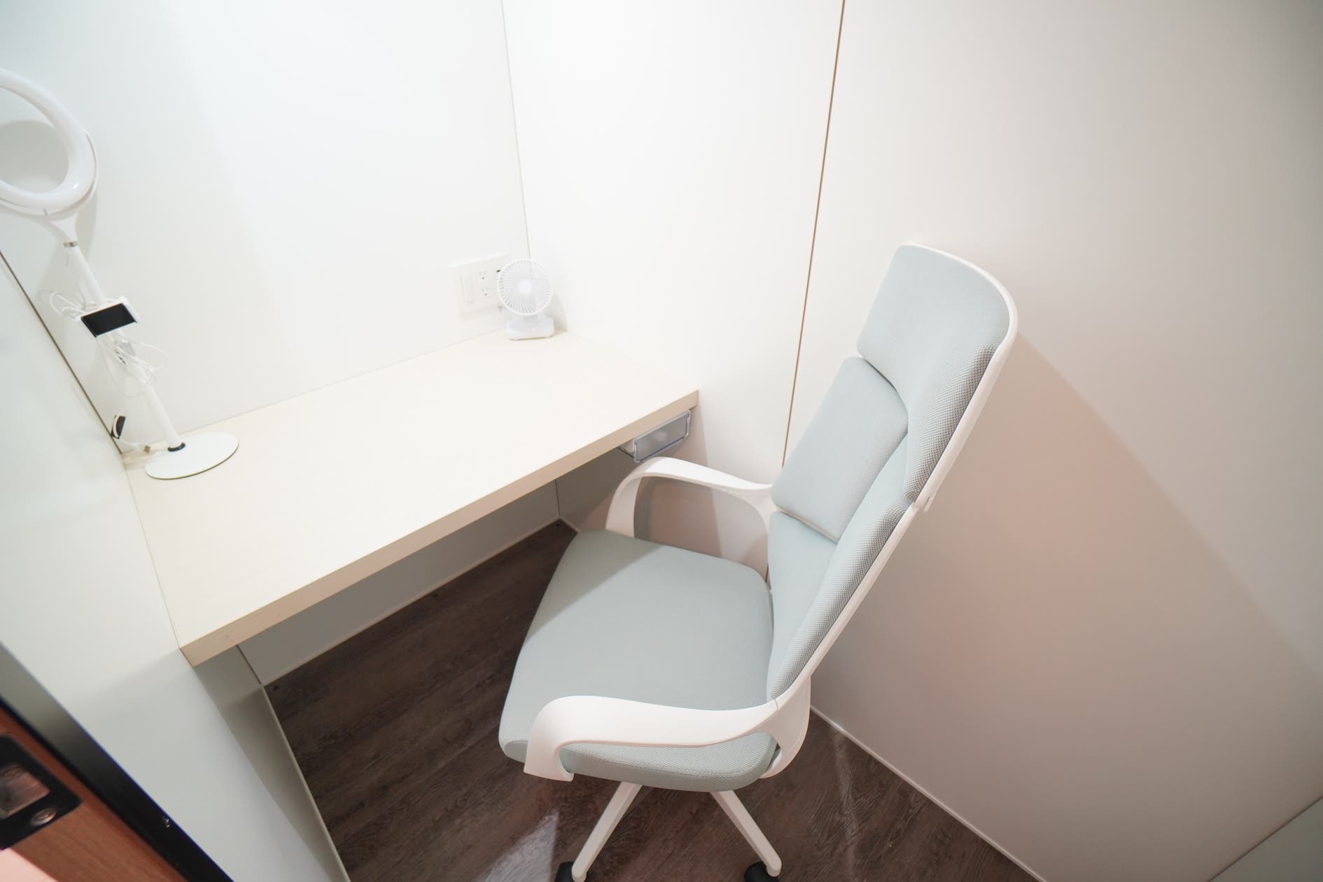 ＜ビズボ渋谷宮益坂No.9＞【換気ファン付完全個室】駅徒歩2分・ヒカリエ方面⭐光回線Wi-Fi📶電源🔌テレワーク/作業の写真4