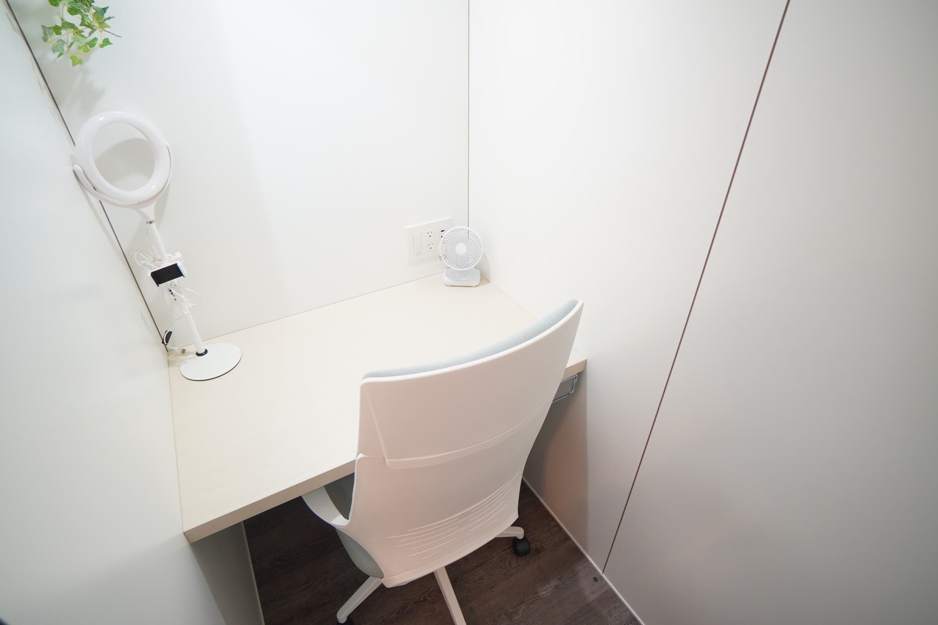 ＜ビズボ渋谷宮益坂No.9＞【換気ファン付完全個室】駅徒歩2分・ヒカリエ方面⭐光回線Wi-Fi📶電源🔌テレワーク/作業の写真5