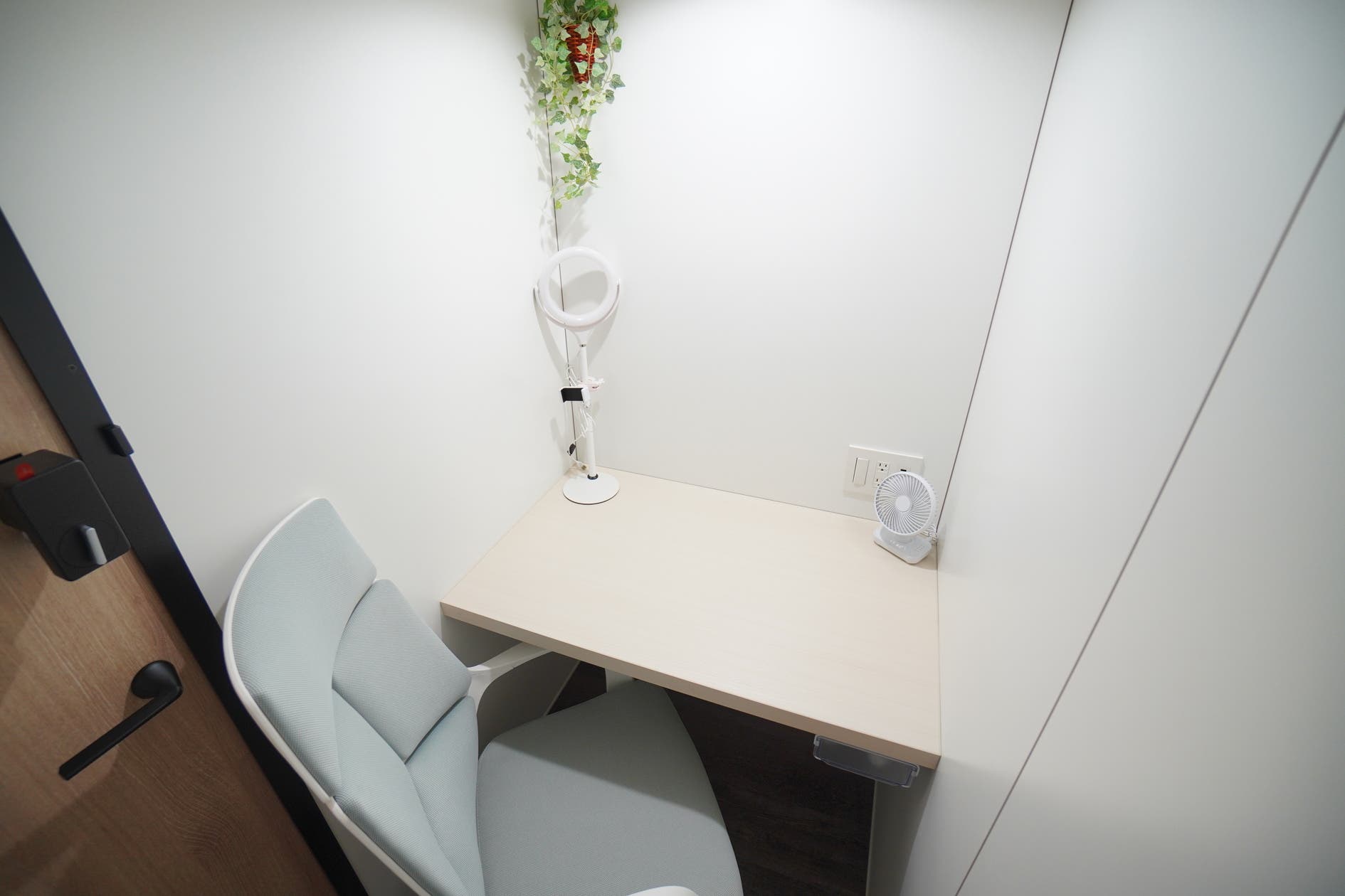 ＜ビズボ渋谷宮益坂No.9＞【換気ファン付完全個室】駅徒歩2分・ヒカリエ方面⭐光回線Wi-Fi📶電源🔌テレワーク/作業の写真6