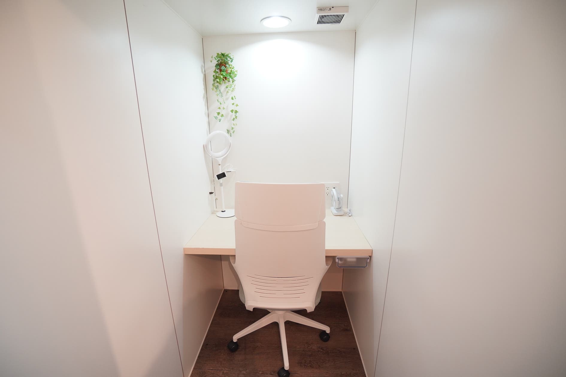 ＜ビズボ渋谷宮益坂No.10＞【換気ファン付完全個室】駅徒歩2分・ヒカリエ方面⭐光回線Wi-Fi📶電源🔌テレワーク/作業の写真4