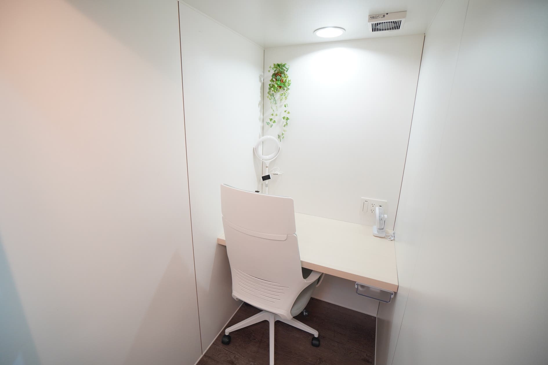 ＜ビズボ渋谷宮益坂No.10＞【換気ファン付完全個室】駅徒歩2分・ヒカリエ方面⭐光回線Wi-Fi📶電源🔌テレワーク/作業の写真5