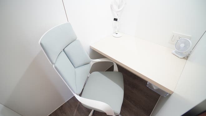 <ビズボ渋谷宮益坂No.11>【換気ファン付完全個室】駅徒歩2分・ヒカリエ方面⭐光回線Wi-Fi📶電源🔌テレワーク/作業の写真1