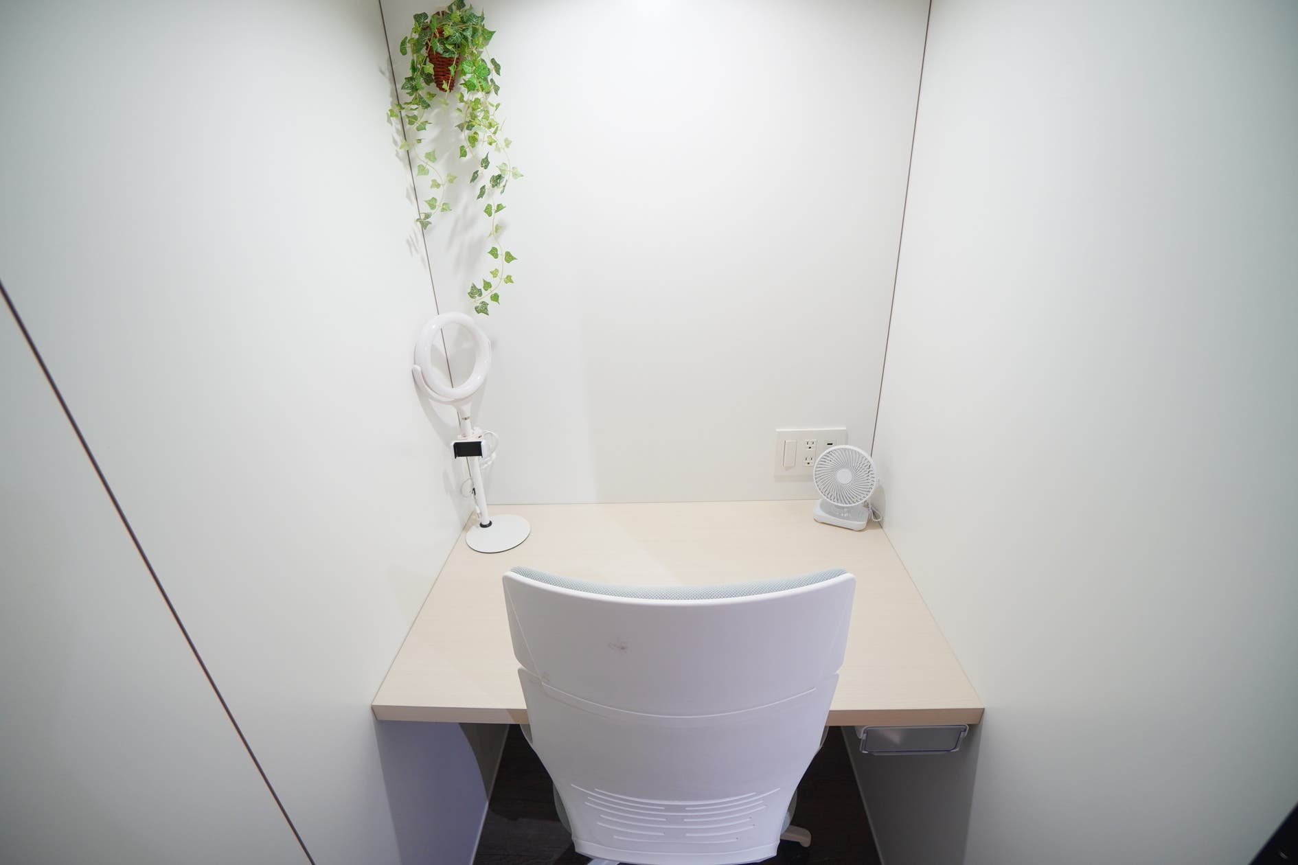 ＜ビズボ渋谷宮益坂No.11＞【換気ファン付完全個室】駅徒歩2分・ヒカリエ方面⭐光回線Wi-Fi📶電源🔌テレワーク/作業の写真4