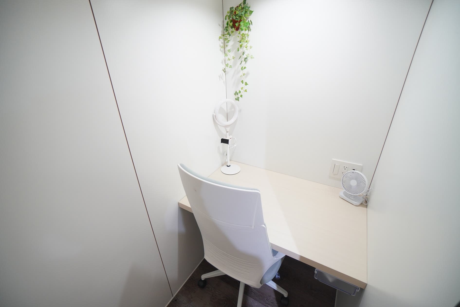 ＜ビズボ渋谷宮益坂No.11＞【換気ファン付完全個室】駅徒歩2分・ヒカリエ方面⭐光回線Wi-Fi📶電源🔌テレワーク/作業の写真5