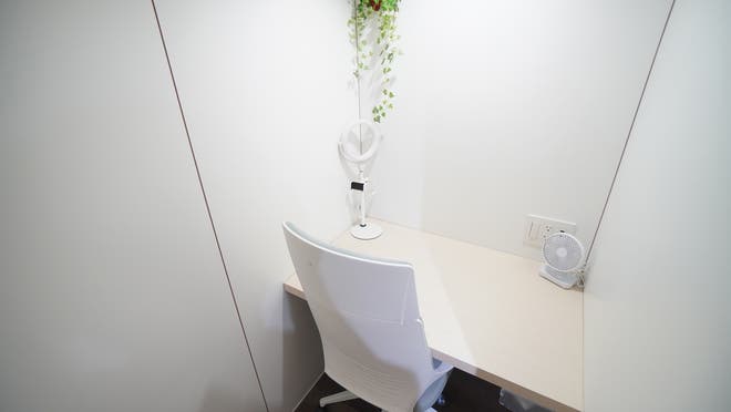 <ビズボ渋谷宮益坂No.11>【換気ファン付完全個室】駅徒歩2分・ヒカリエ方面⭐光回線Wi-Fi📶電源🔌テレワーク/作業の写真5