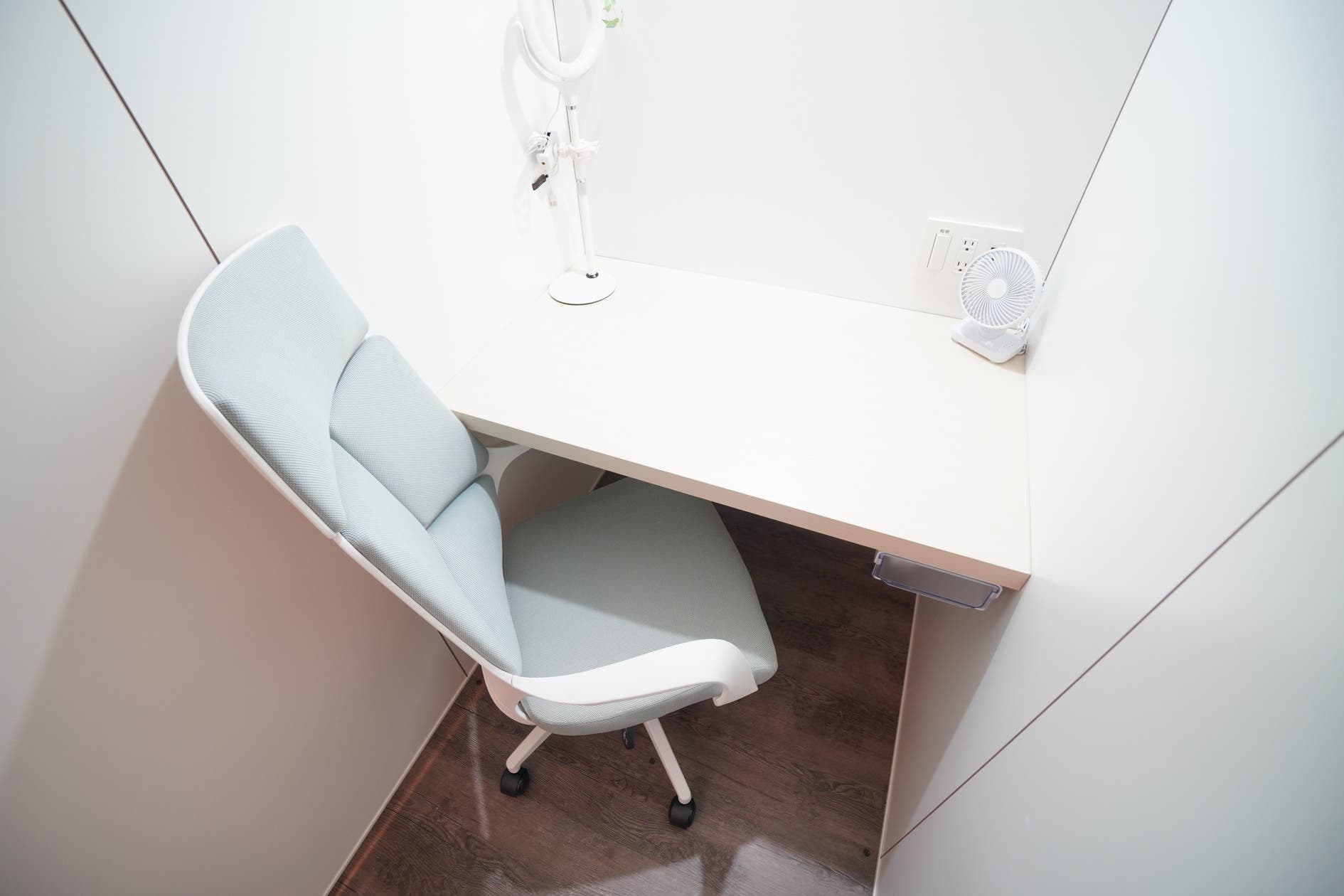 ＜ビズボ渋谷宮益坂No.12＞【換気ファン付完全個室】駅徒歩2分・ヒカリエ方面⭐光回線Wi-Fi📶電源🔌テレワーク/作業の写真1