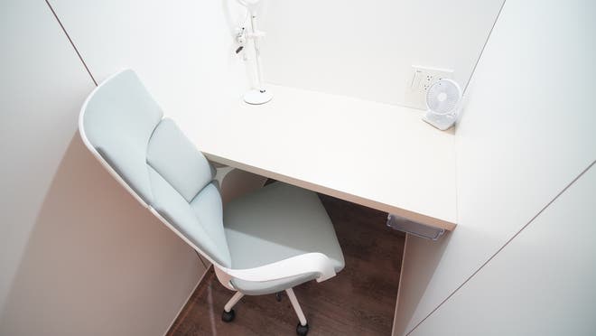 <ビズボ渋谷宮益坂No.12>【換気ファン付完全個室】駅徒歩2分・ヒカリエ方面⭐光回線Wi-Fi📶電源🔌テレワーク/作業の写真1