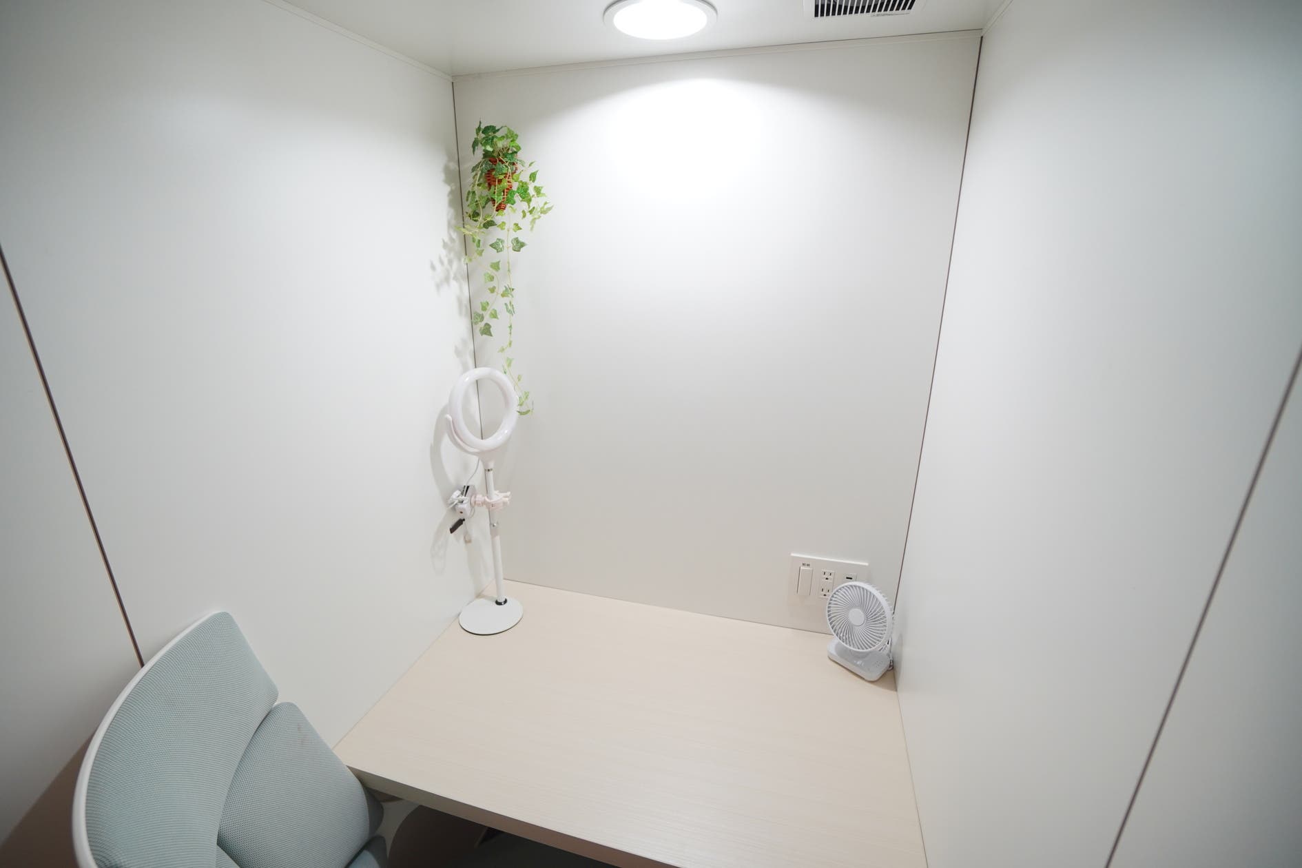 ＜ビズボ渋谷宮益坂No.12＞【換気ファン付完全個室】駅徒歩2分・ヒカリエ方面⭐光回線Wi-Fi📶電源🔌テレワーク/作業の写真3