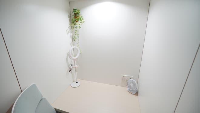 <ビズボ渋谷宮益坂No.12>【換気ファン付完全個室】駅徒歩2分・ヒカリエ方面⭐光回線Wi-Fi📶電源🔌テレワーク/作業の写真3