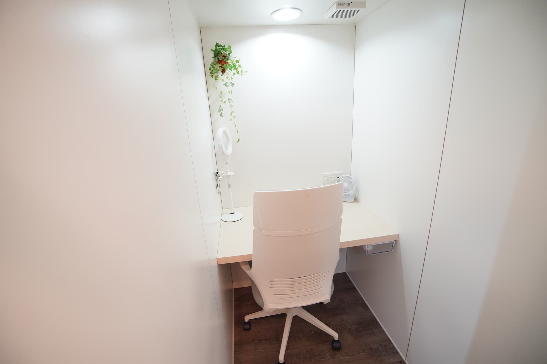 ＜ビズボ渋谷宮益坂No.12＞【換気ファン付完全個室】駅徒歩2分・ヒカリエ方面⭐光回線Wi-Fi📶電源🔌テレワーク/作業の写真4