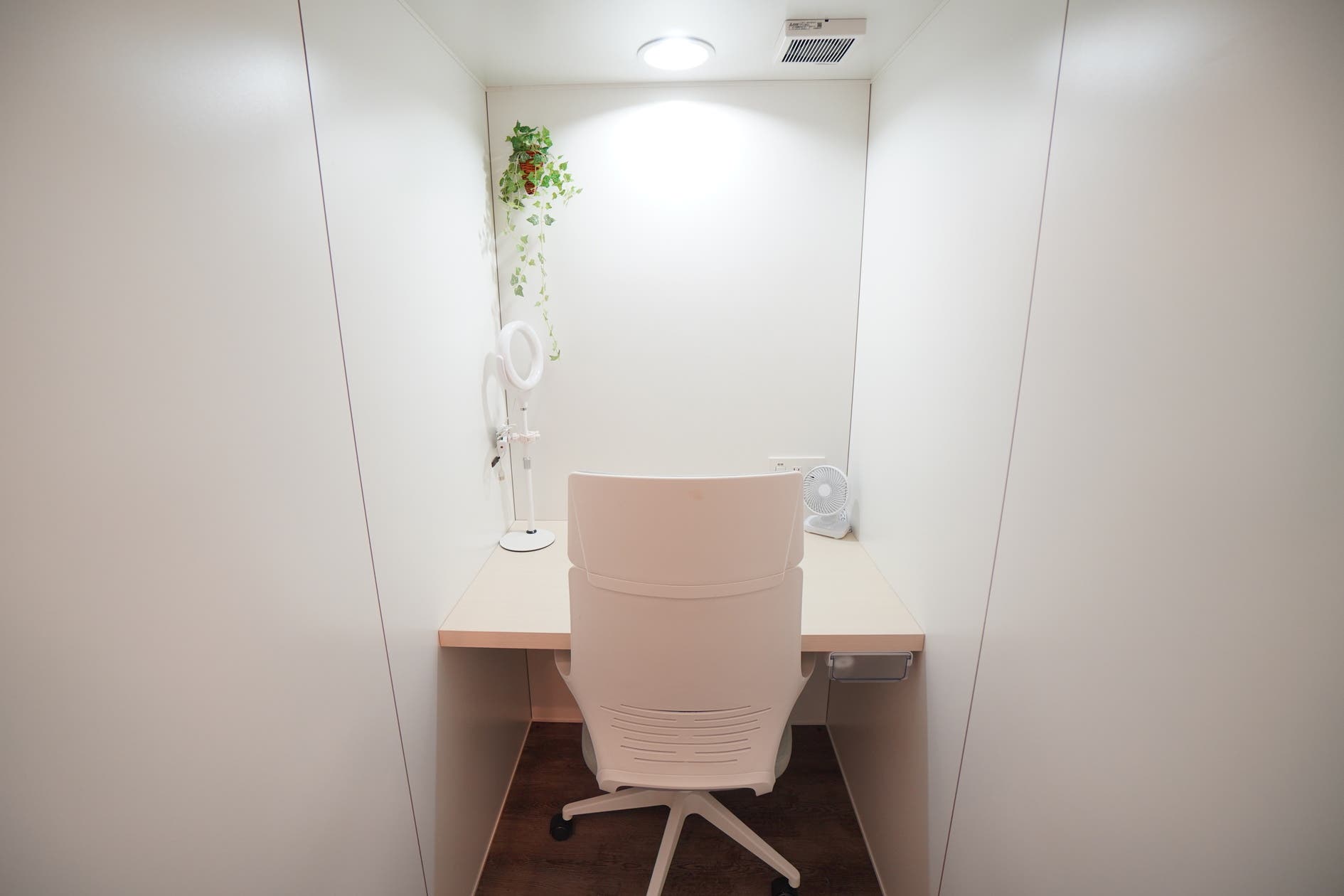 ＜ビズボ渋谷宮益坂No.12＞【換気ファン付完全個室】駅徒歩2分・ヒカリエ方面⭐光回線Wi-Fi📶電源🔌テレワーク/作業の写真5