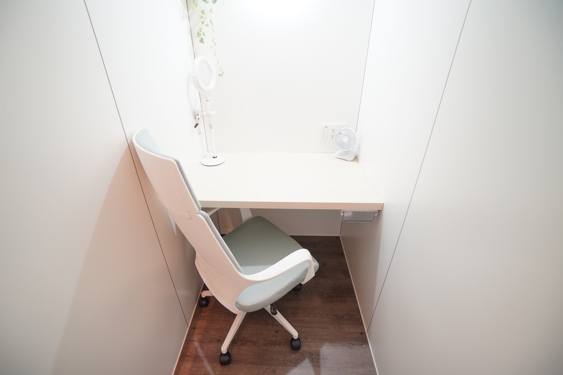 ＜ビズボ渋谷宮益坂No.12＞【換気ファン付完全個室】駅徒歩2分・ヒカリエ方面⭐光回線Wi-Fi📶電源🔌テレワーク/作業の写真6