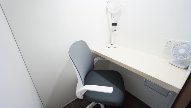 <ビズボ渋谷宮益坂No.2>【換気ファン付完全個室】駅徒歩2分・ヒカリエ方面⭐光回線Wi-Fi📶電源🔌テレワーク/作業の写真1