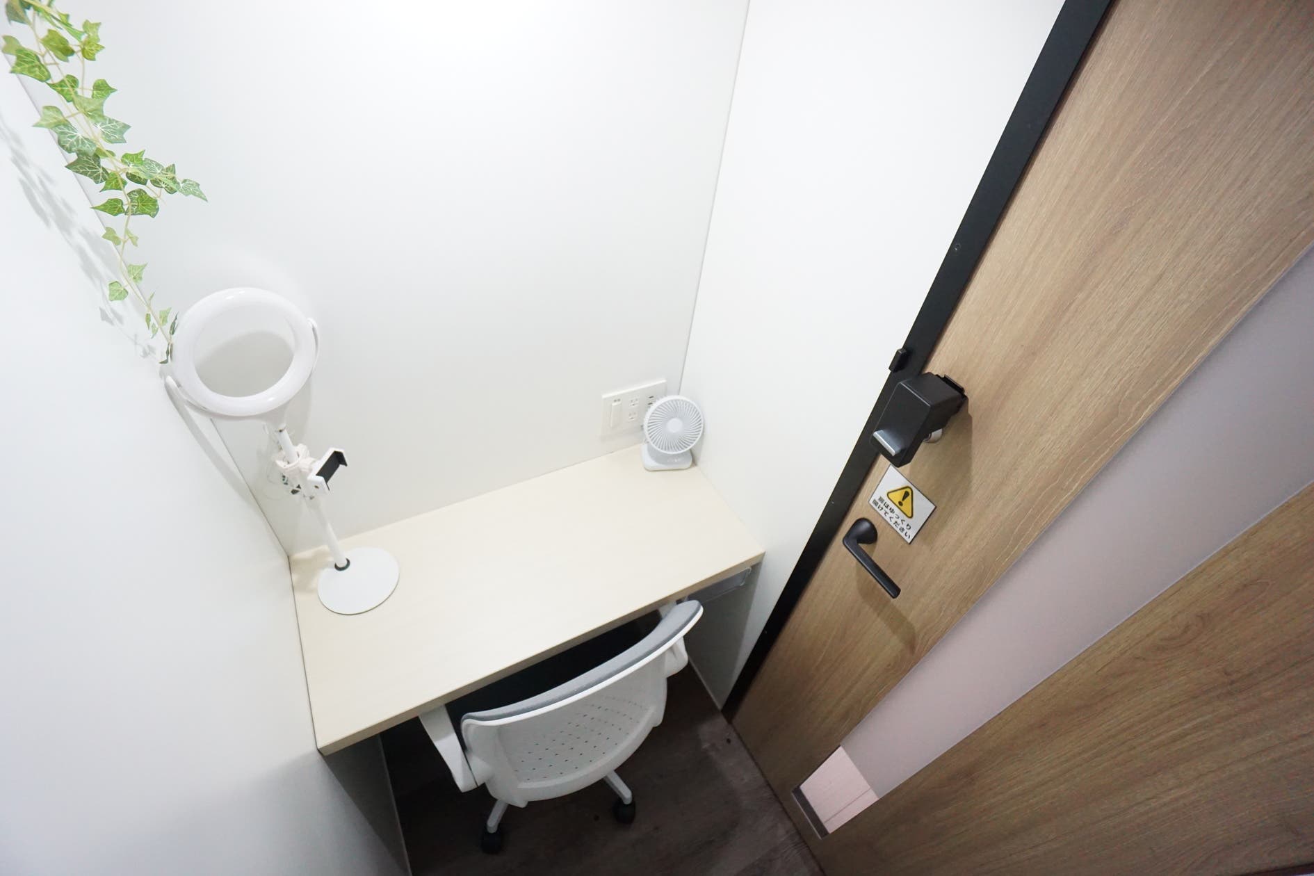 ＜ビズボ渋谷宮益坂No.2＞【換気ファン付完全個室】駅徒歩2分・ヒカリエ方面⭐光回線Wi-Fi📶電源🔌テレワーク/作業の写真4