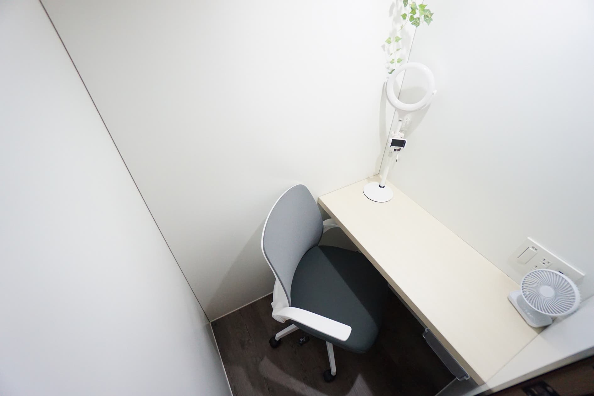 ＜ビズボ渋谷宮益坂No.2＞【換気ファン付完全個室】駅徒歩2分・ヒカリエ方面⭐光回線Wi-Fi📶電源🔌テレワーク/作業の写真5