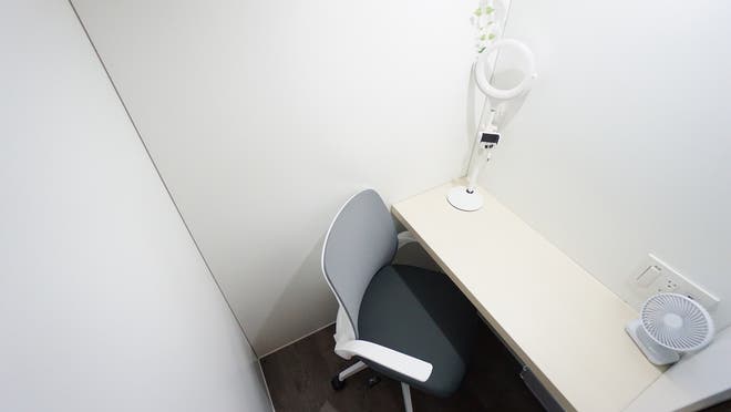 <ビズボ渋谷宮益坂No.2>【換気ファン付完全個室】駅徒歩2分・ヒカリエ方面⭐光回線Wi-Fi📶電源🔌テレワーク/作業の写真5