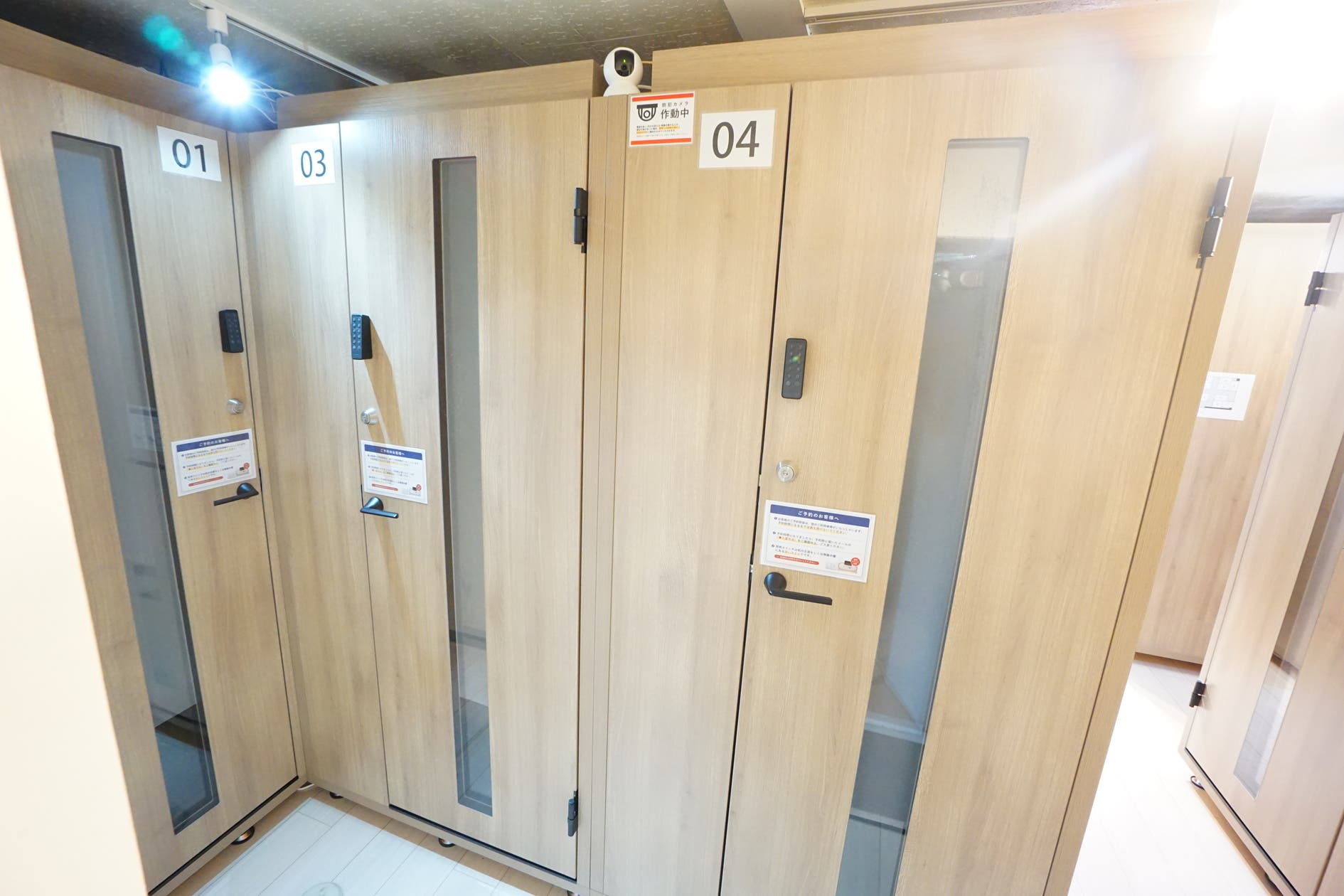 ＜ビズボ渋谷宮益坂No.4＞【換気ファン付完全個室】駅徒歩2分・ヒカリエ方面⭐光回線Wi-Fi📶電源🔌テレワーク/作業の写真2