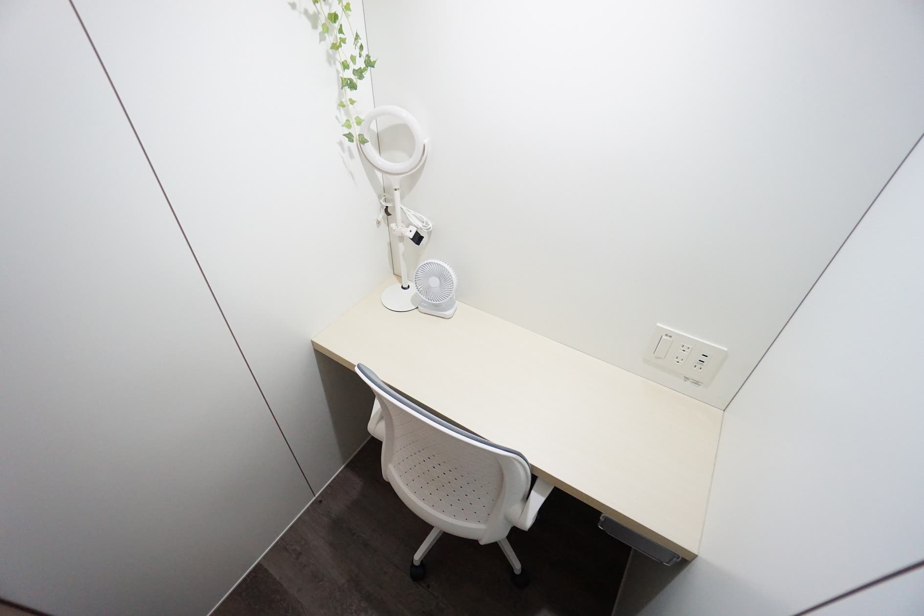 ＜ビズボ渋谷宮益坂No.5＞【換気ファン付完全個室】駅徒歩2分・ヒカリエ方面⭐光回線Wi-Fi📶電源🔌テレワーク/作業の写真4