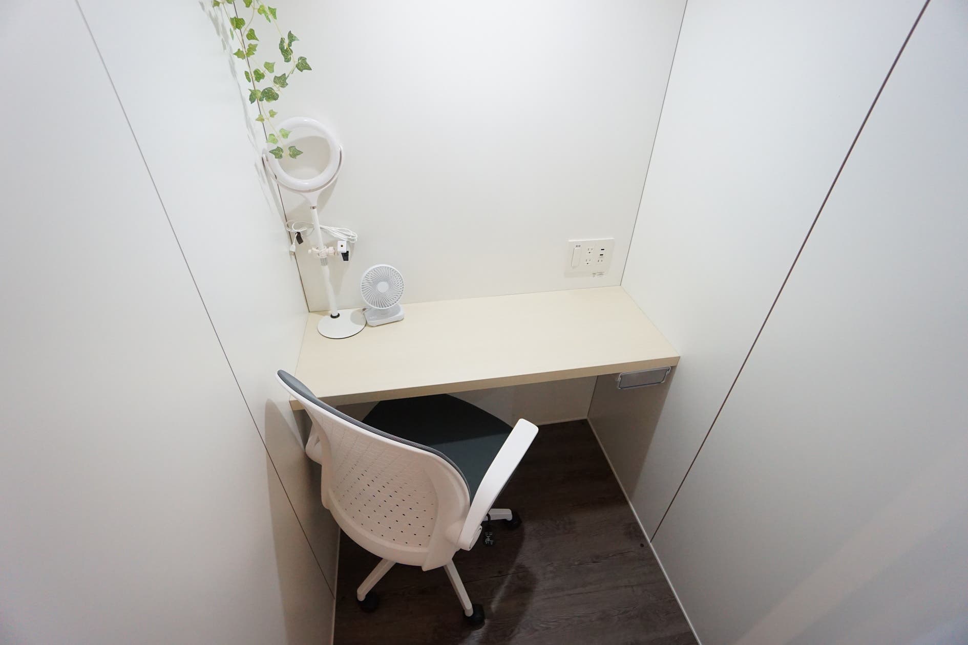 ＜ビズボ渋谷宮益坂No.5＞【換気ファン付完全個室】駅徒歩2分・ヒカリエ方面⭐光回線Wi-Fi📶電源🔌テレワーク/作業の写真5