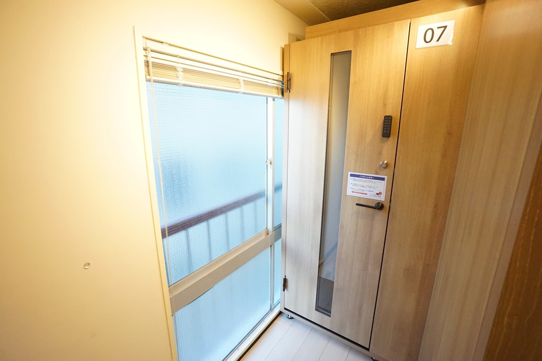 ＜ビズボ渋谷宮益坂No.8＞【換気ファン付完全個室】駅徒歩2分・ヒカリエ方面⭐光回線Wi-Fi📶電源🔌テレワーク/作業の写真10