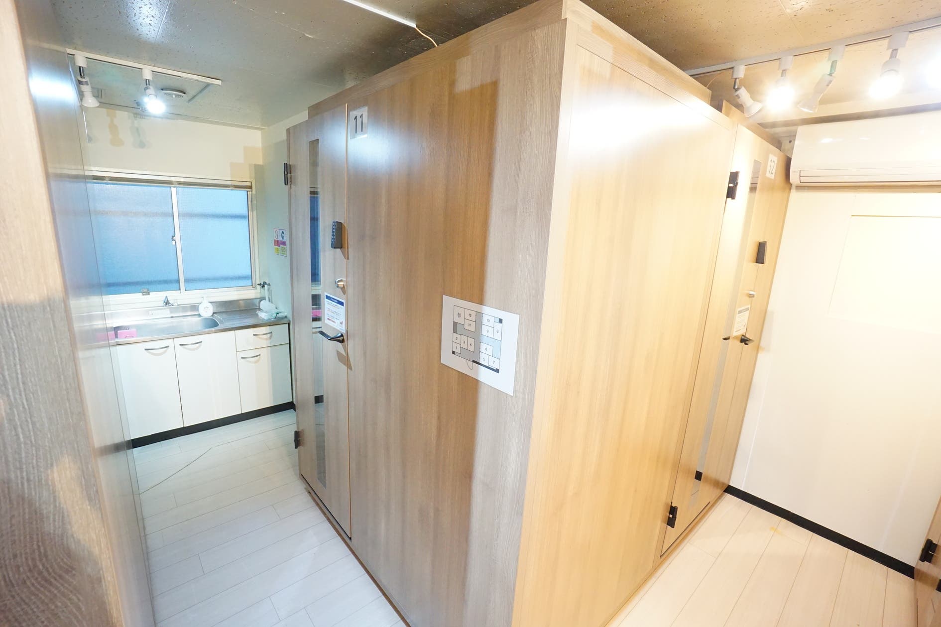 ＜ビズボ渋谷宮益坂No.8＞【換気ファン付完全個室】駅徒歩2分・ヒカリエ方面⭐光回線Wi-Fi📶電源🔌テレワーク/作業の写真11