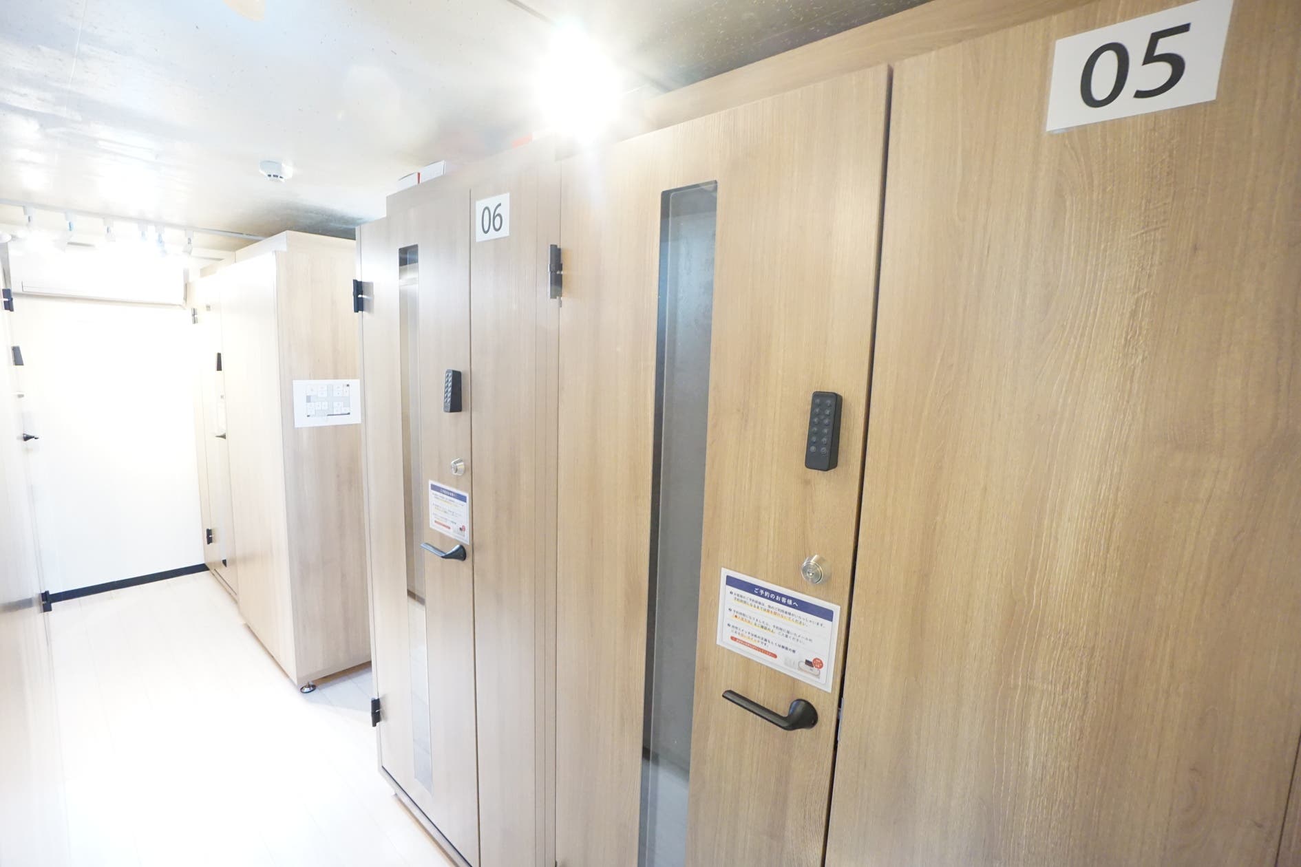 ＜ビズボ渋谷宮益坂No.11＞【換気ファン付完全個室】駅徒歩2分・ヒカリエ方面⭐光回線Wi-Fi📶電源🔌テレワーク/作業の写真6