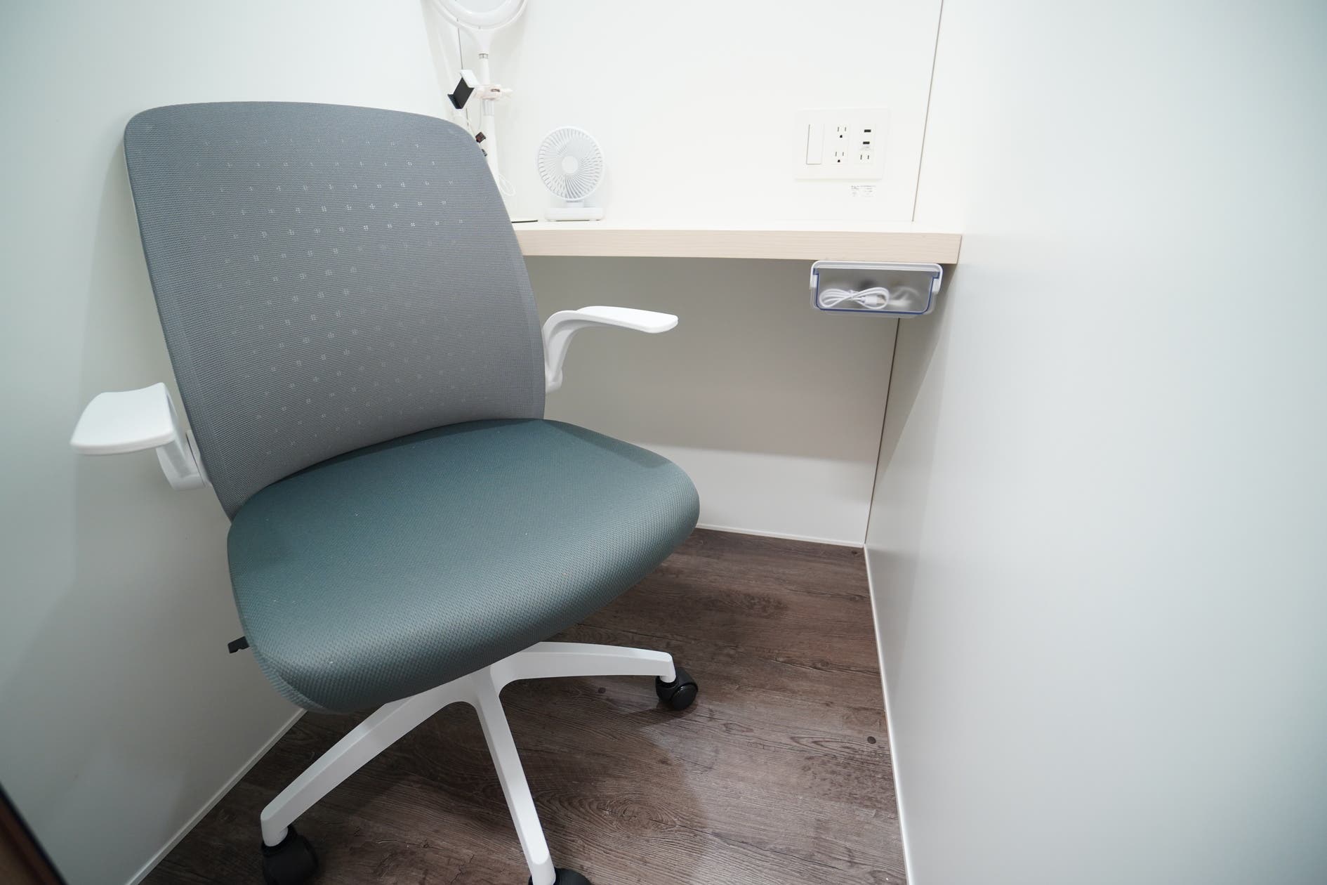 ＜ビズボ五反田東口No.1＞【換気ファン付完全個室】浅草線徒歩1分・JR徒歩3分🚃光回線Wi-Fi📶電源🔌テレワークの写真5