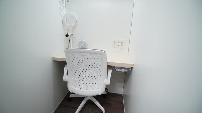 <ビズボ五反田東口No.2>【換気ファン付完全個室】浅草線徒歩1分・JR徒歩3分🚃光回線Wi-Fi📶電源🔌テレワークの写真1