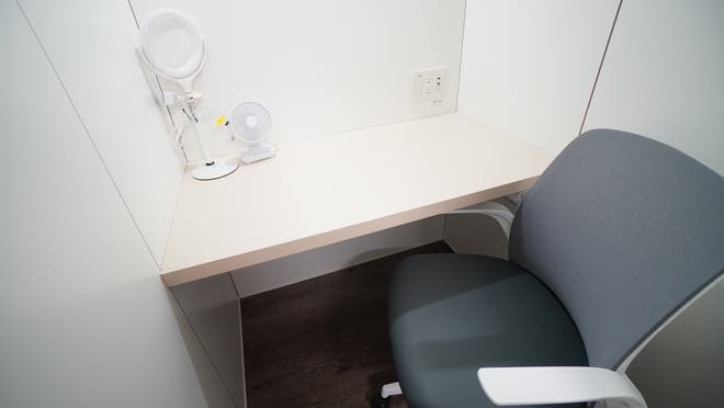 <ビズボ五反田東口No.3>【換気ファン付完全個室】浅草線徒歩1分・JR徒歩3分🚃光回線Wi-Fi📶電源🔌テレワークの写真1