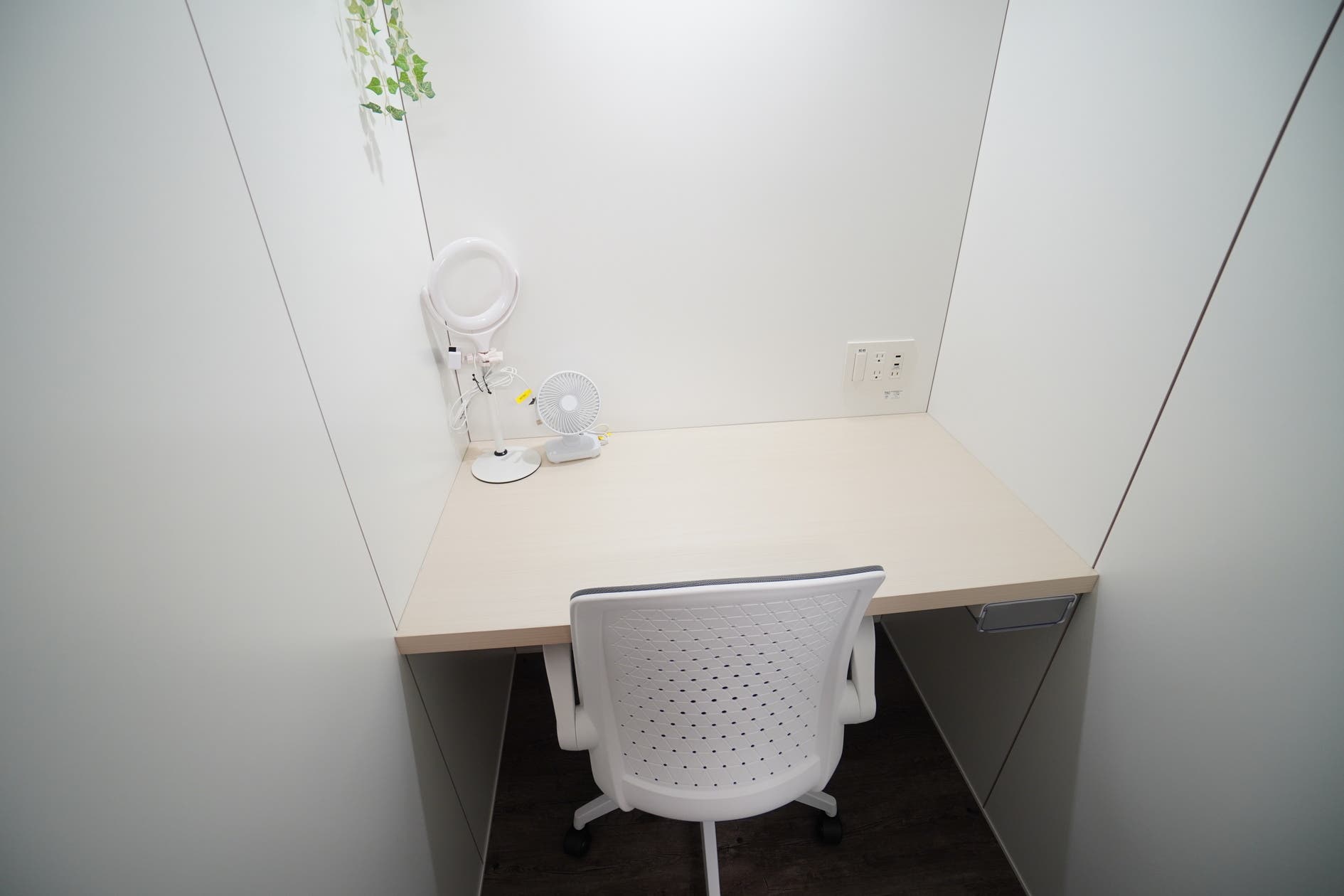 ＜ビズボ五反田東口No.3＞【換気ファン付完全個室】浅草線徒歩1分・JR徒歩3分🚃光回線Wi-Fi📶電源🔌テレワークの写真4