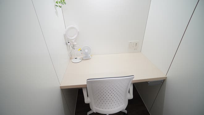 <ビズボ五反田東口No.3>【換気ファン付完全個室】浅草線徒歩1分・JR徒歩3分🚃光回線Wi-Fi📶電源🔌テレワークの写真4