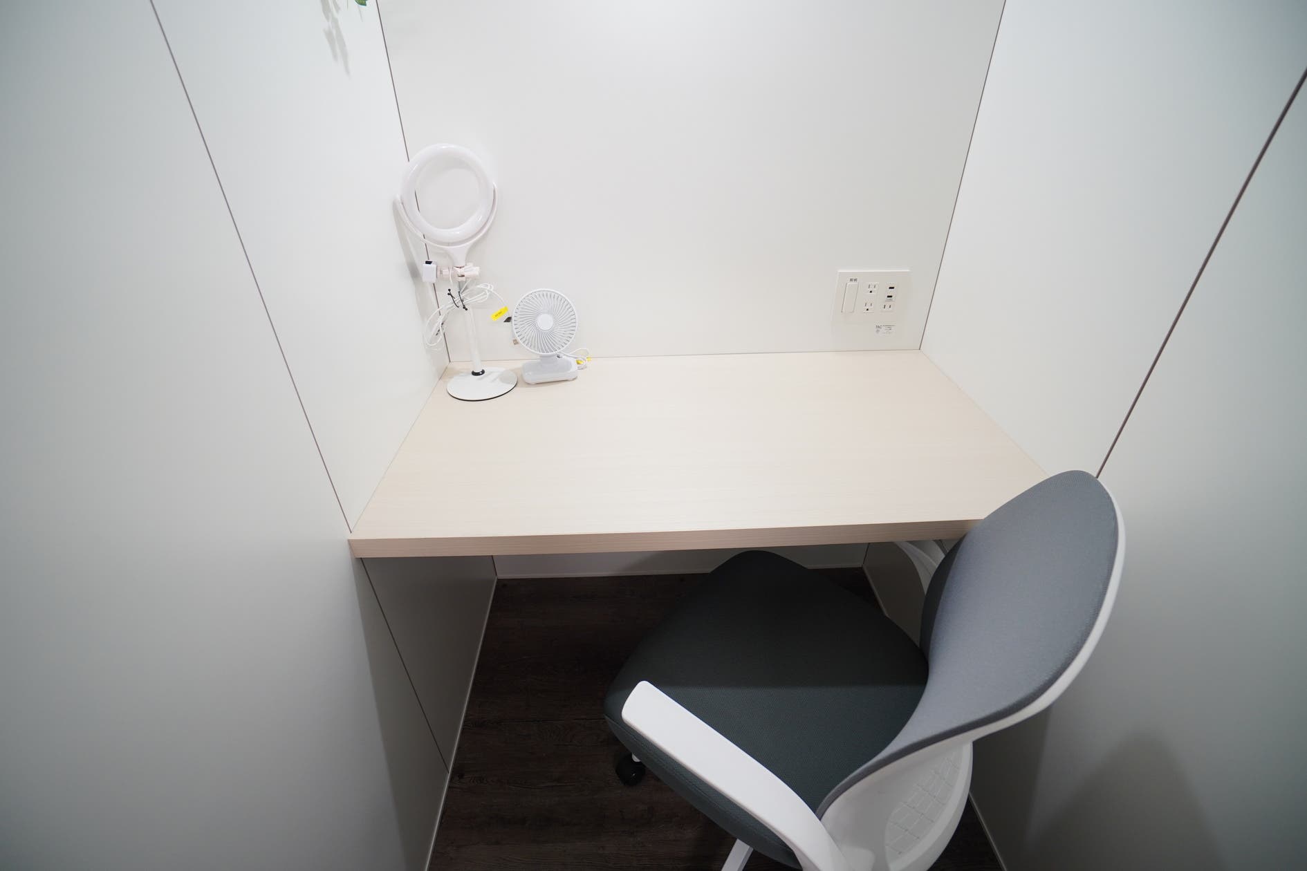＜ビズボ五反田東口No.3＞【換気ファン付完全個室】浅草線徒歩1分・JR徒歩3分🚃光回線Wi-Fi📶電源🔌テレワークの写真5