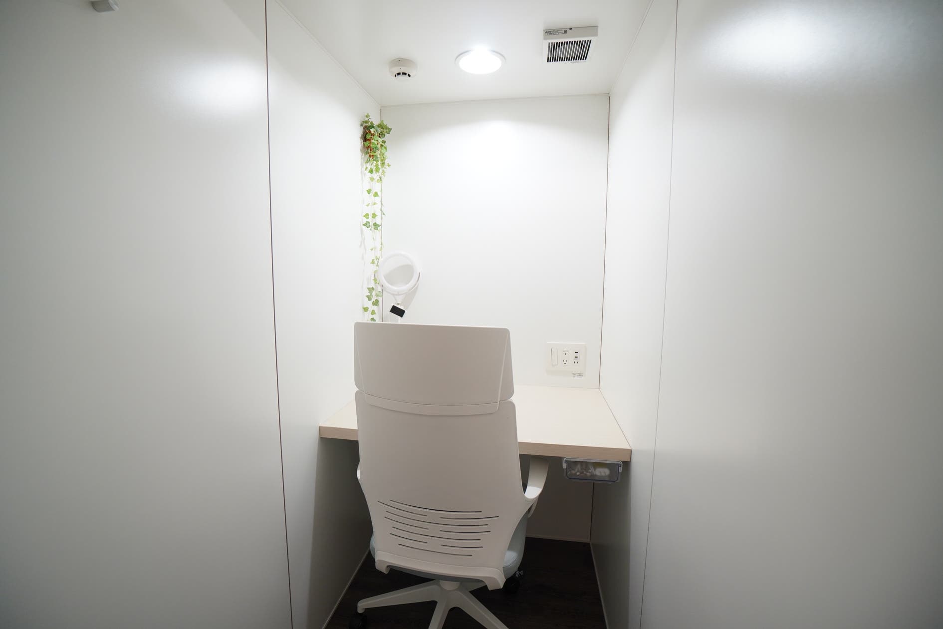 ＜ビズボ五反田東口No.4＞【換気ファン付完全個室】浅草線徒歩1分・JR徒歩3分🚃光回線Wi-Fi📶電源🔌テレワークの写真4