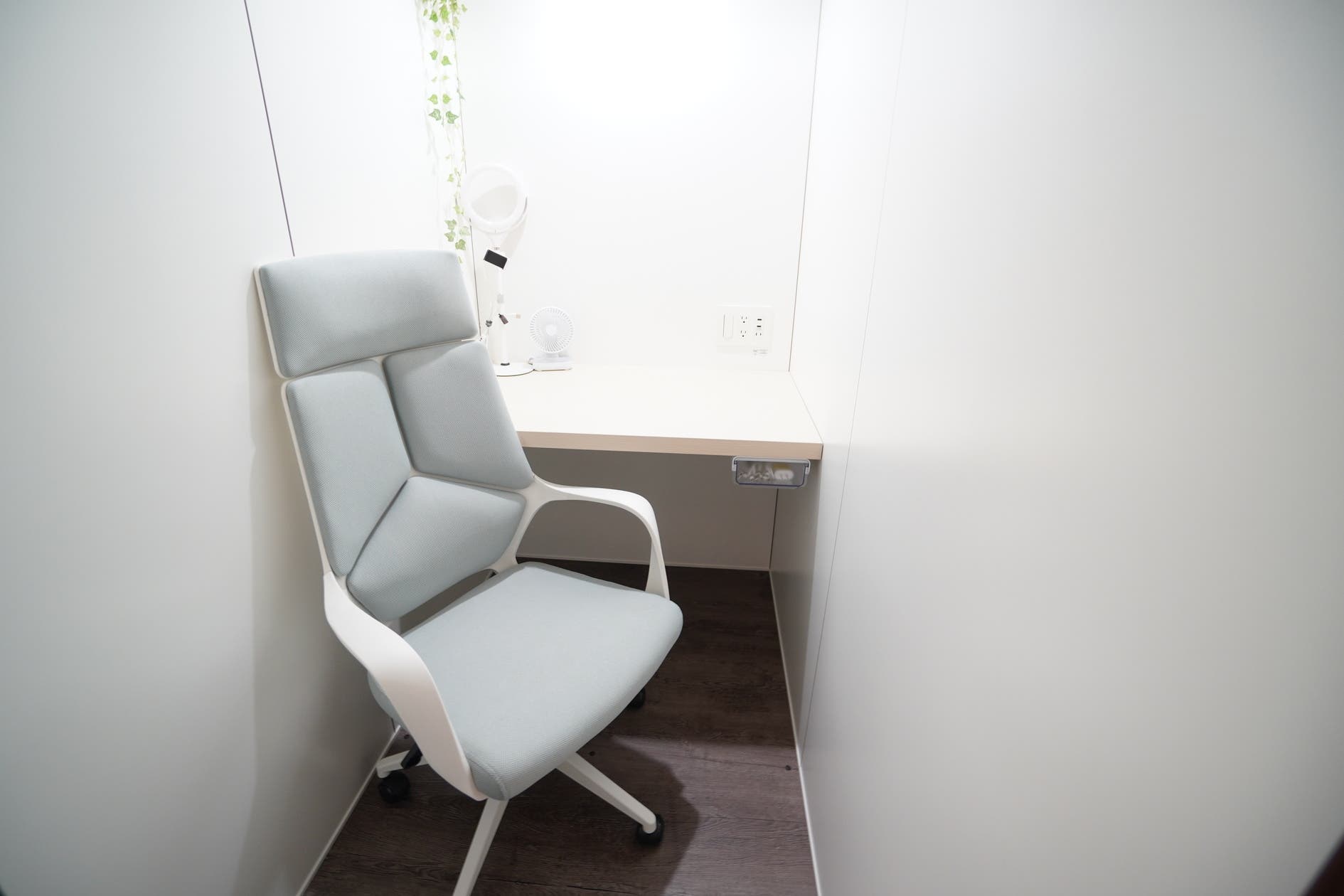 ＜ビズボ五反田東口No.4＞【換気ファン付完全個室】浅草線徒歩1分・JR徒歩3分🚃光回線Wi-Fi📶電源🔌テレワークの写真5