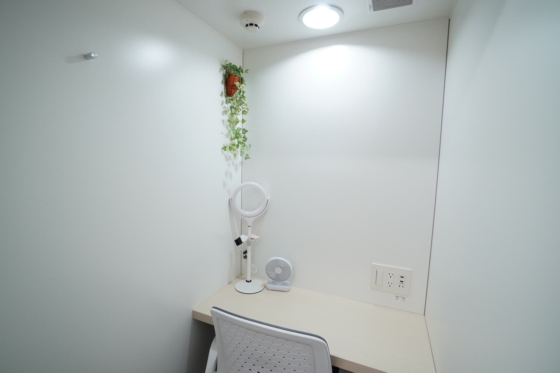 ＜ビズボ五反田東口No.1＞【換気ファン付完全個室】浅草線徒歩1分・JR徒歩3分🚃光回線Wi-Fi📶電源🔌テレワークの写真6