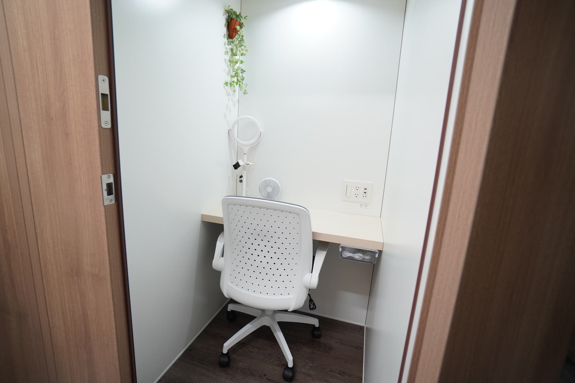 ＜ビズボ五反田東口No.1＞【換気ファン付完全個室】浅草線徒歩1分・JR徒歩3分🚃光回線Wi-Fi📶電源🔌テレワークの写真7