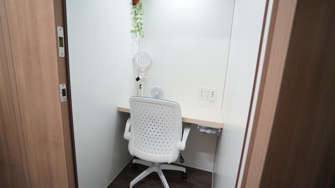 <ビズボ五反田東口No.1>【換気ファン付完全個室】浅草線徒歩1分・JR徒歩3分🚃光回線Wi-Fi📶電源🔌テレワークの写真7