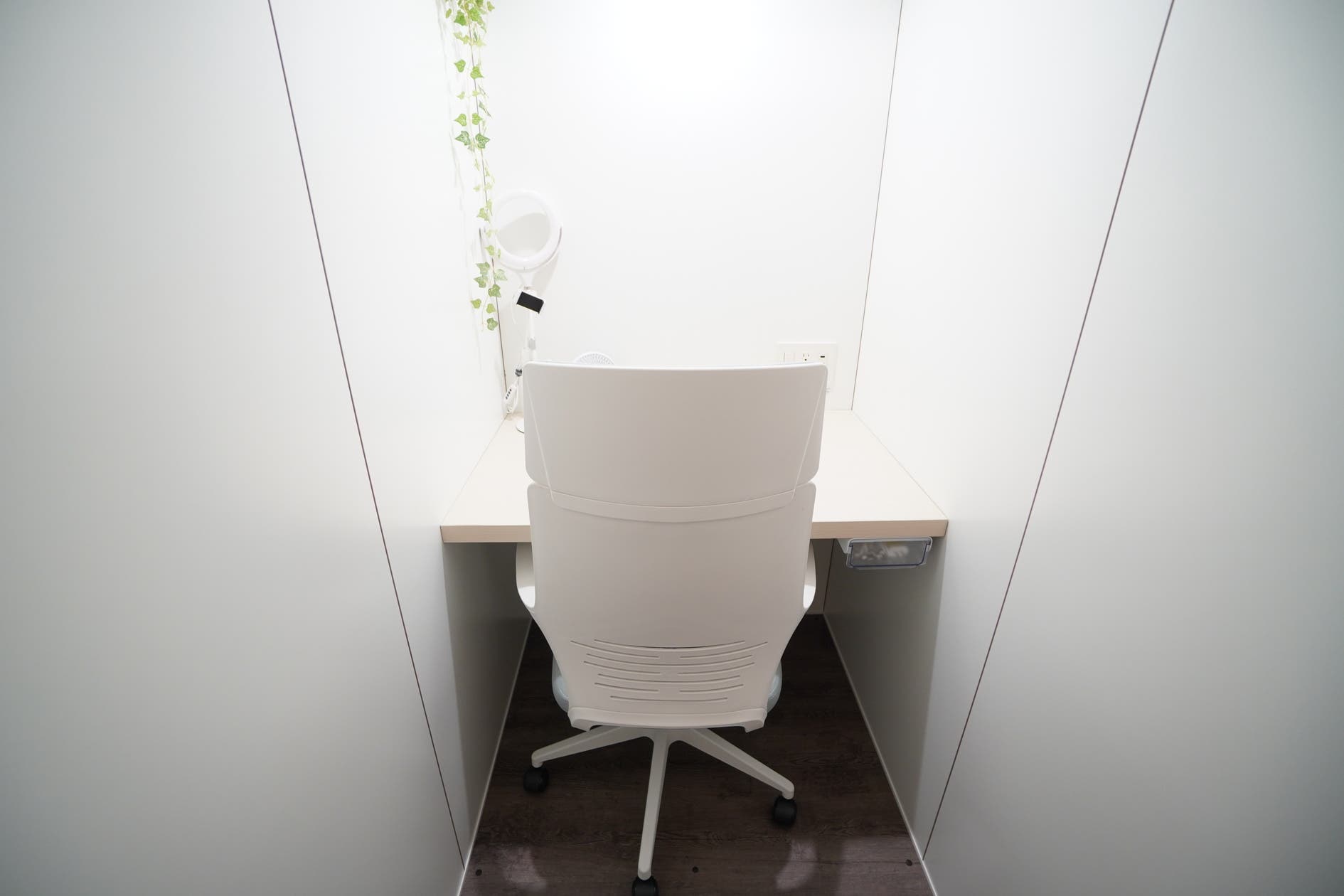 ＜ビズボ五反田東口No.4＞【換気ファン付完全個室】浅草線徒歩1分・JR徒歩3分🚃光回線Wi-Fi📶電源🔌テレワークの写真6