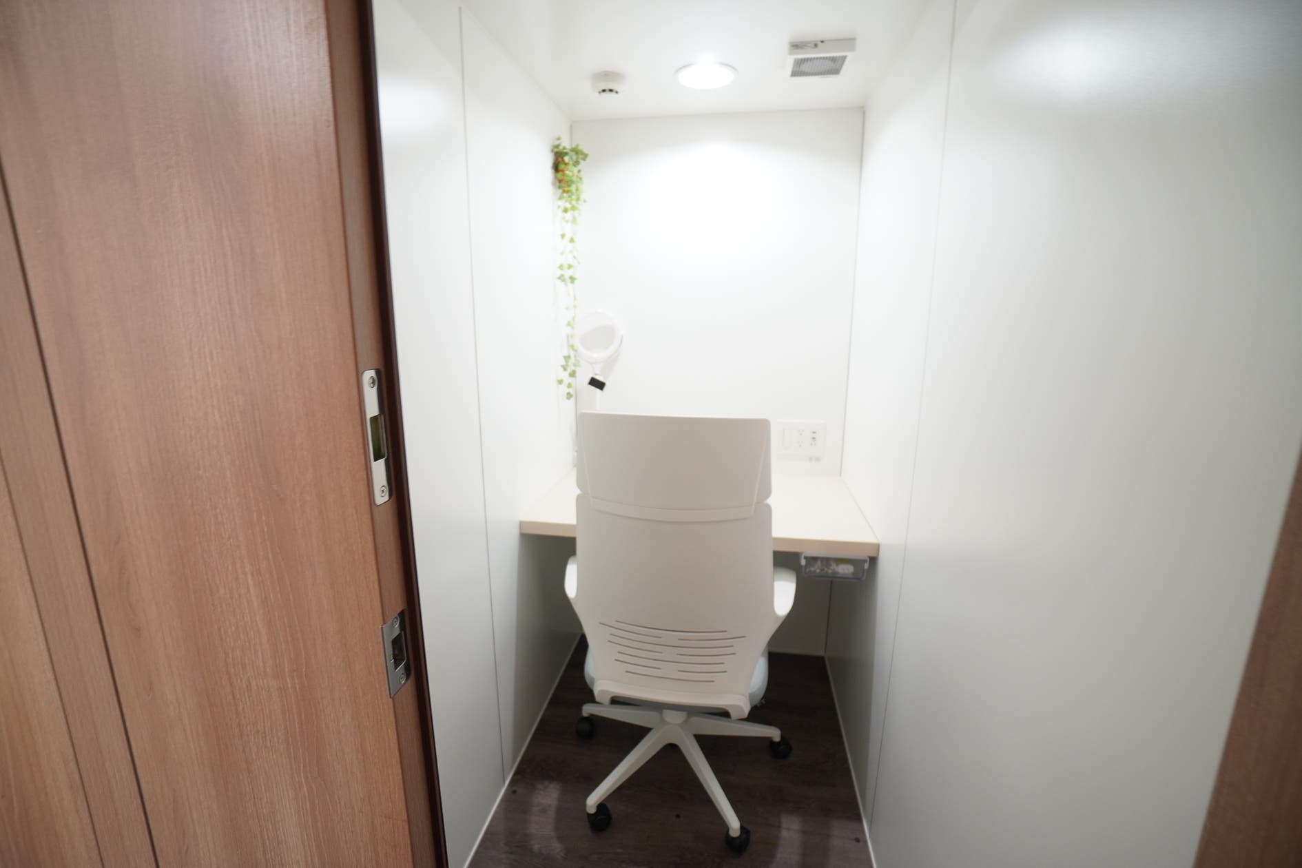 ＜ビズボ五反田東口No.4＞【換気ファン付完全個室】浅草線徒歩1分・JR徒歩3分🚃光回線Wi-Fi📶電源🔌テレワークの写真7