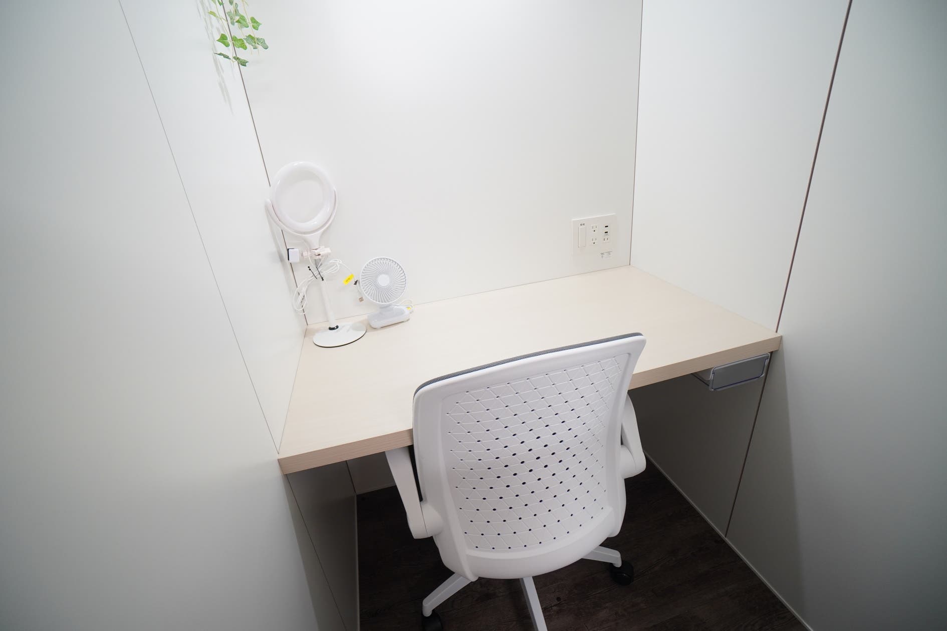 ＜ビズボ五反田東口No.3＞【換気ファン付完全個室】浅草線徒歩1分・JR徒歩3分🚃光回線Wi-Fi📶電源🔌テレワークの写真6