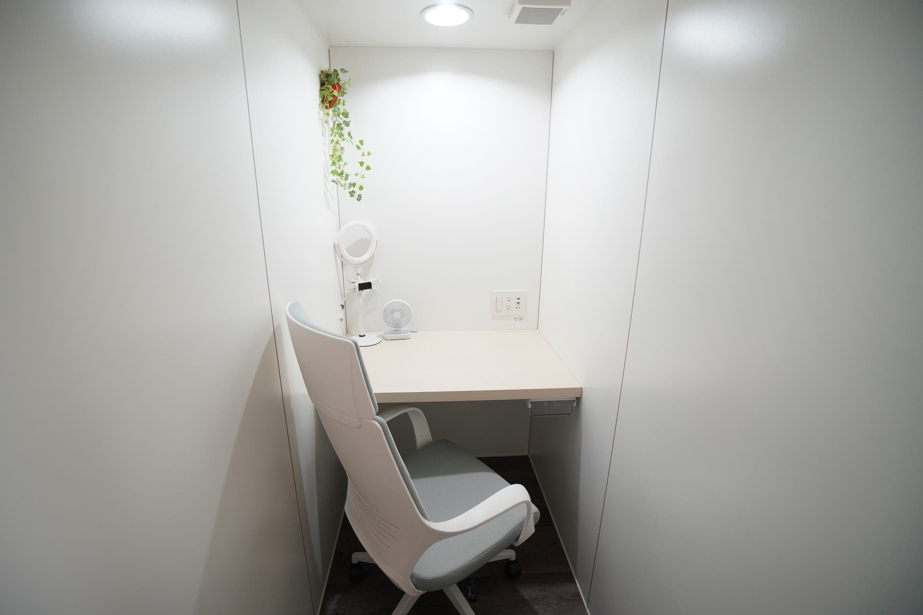 ＜ビズボ五反田東口No.5＞【換気ファン付完全個室】浅草線徒歩1分・JR徒歩3分🚃光回線Wi-Fi📶電源🔌テレワークの写真1