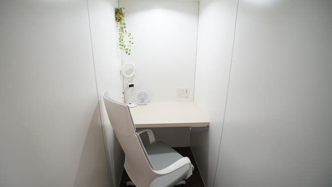 <ビズボ五反田東口No.5>【換気ファン付完全個室】浅草線徒歩1分・JR徒歩3分🚃光回線Wi-Fi📶電源🔌テレワークの写真1