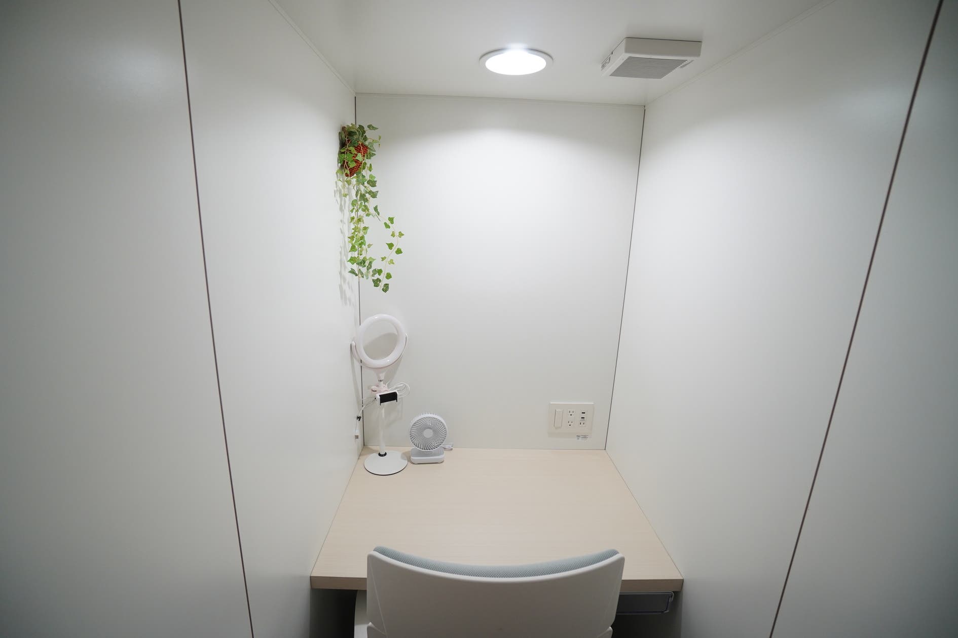 ＜ビズボ五反田東口No.5＞【換気ファン付完全個室】浅草線徒歩1分・JR徒歩3分🚃光回線Wi-Fi📶電源🔌テレワークの写真3