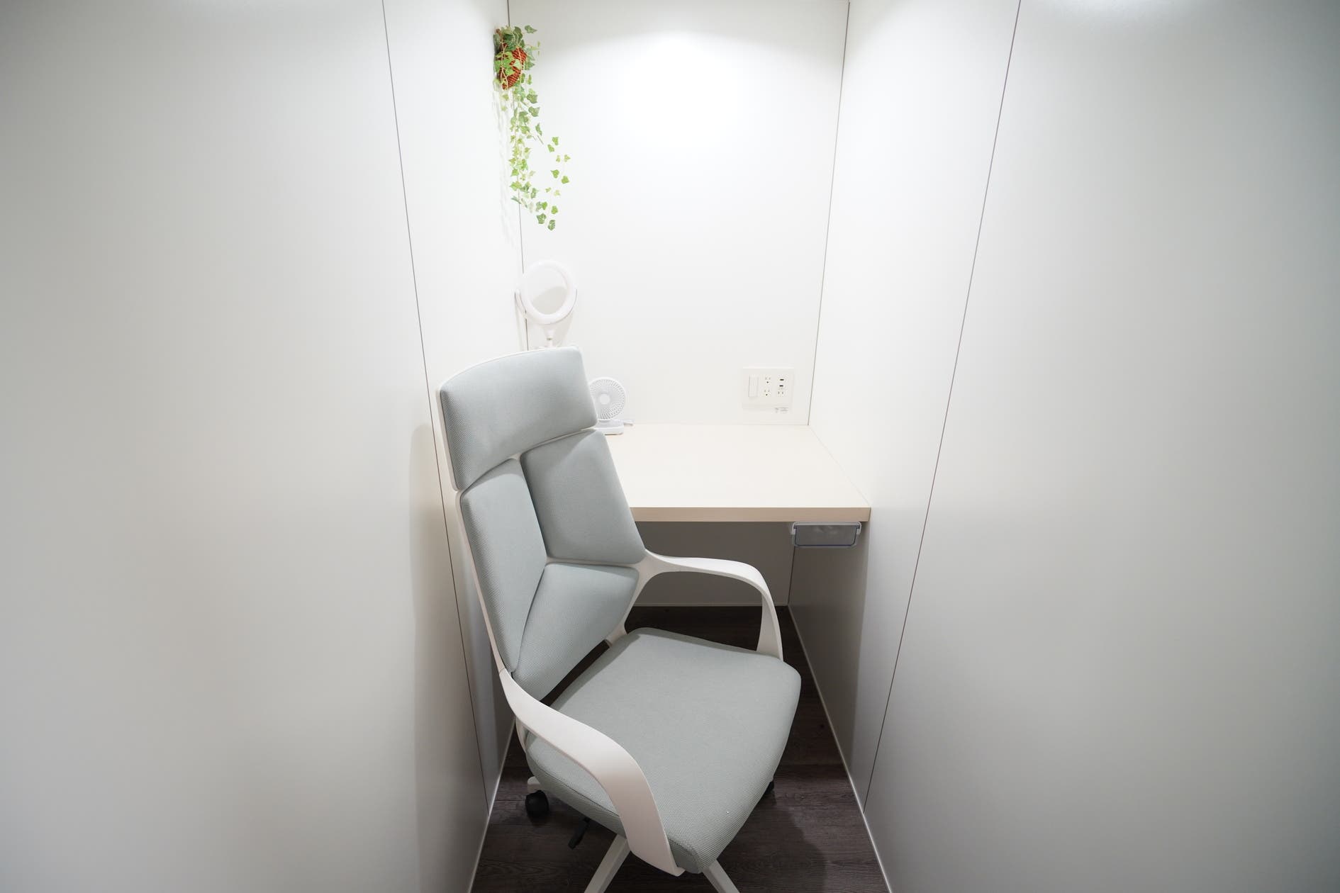 ＜ビズボ五反田東口No.6＞【換気ファン付完全個室】浅草線徒歩1分・JR徒歩3分🚃光回線Wi-Fi📶電源🔌テレワークの写真4