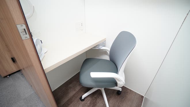 <ビズボ五反田東口No.7>【換気ファン付完全個室】浅草線徒歩1分・JR徒歩3分🚃光回線Wi-Fi📶電源🔌テレワークの写真1