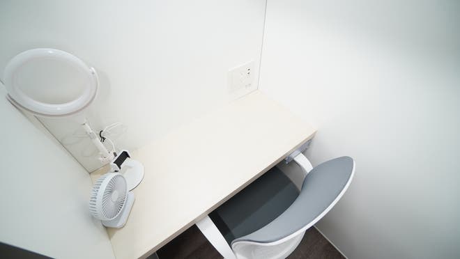 <ビズボ五反田東口No.7>【換気ファン付完全個室】浅草線徒歩1分・JR徒歩3分🚃光回線Wi-Fi📶電源🔌テレワークの写真3