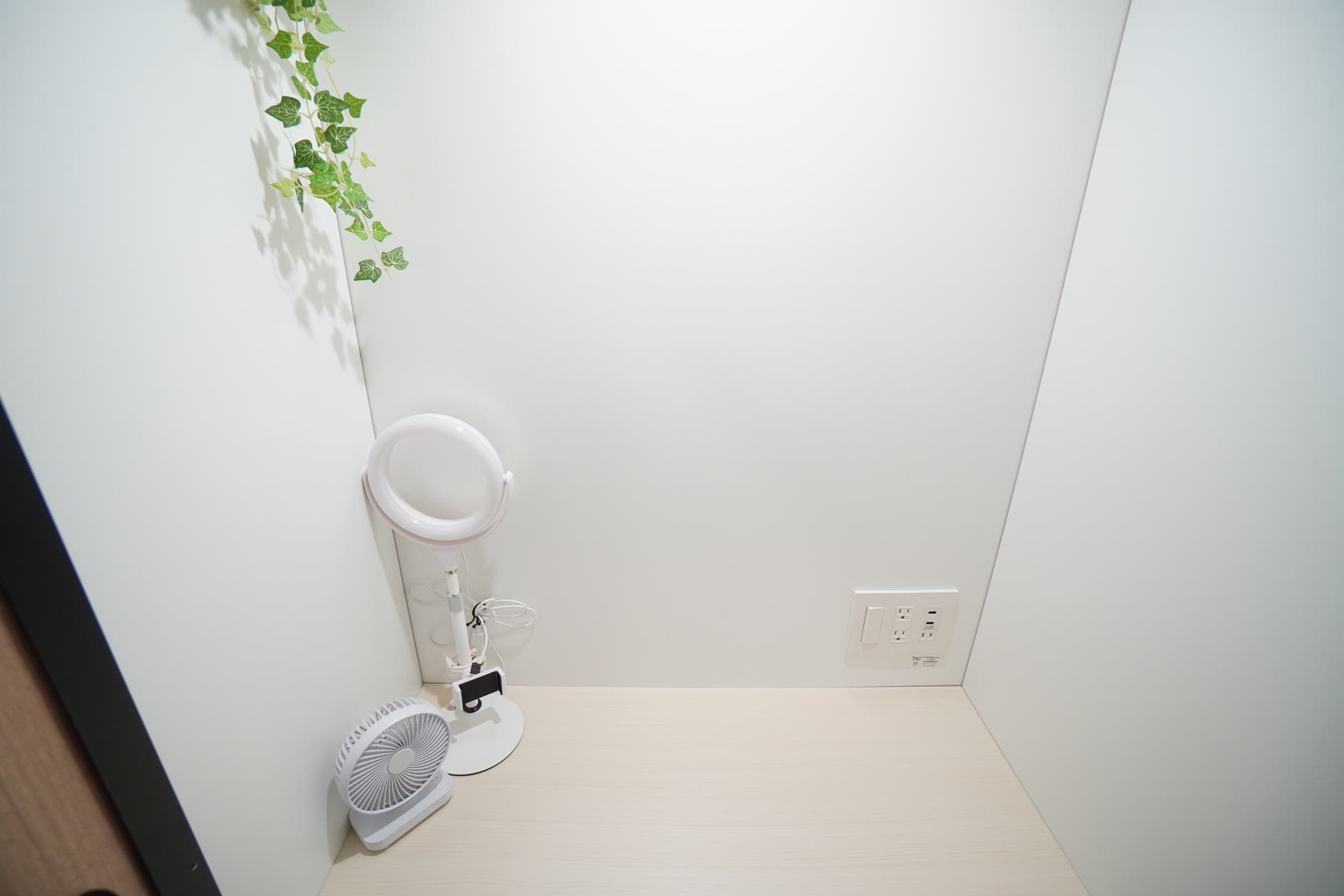 ＜ビズボ五反田東口No.7＞【換気ファン付完全個室】浅草線徒歩1分・JR徒歩3分🚃光回線Wi-Fi📶電源🔌テレワークの写真4