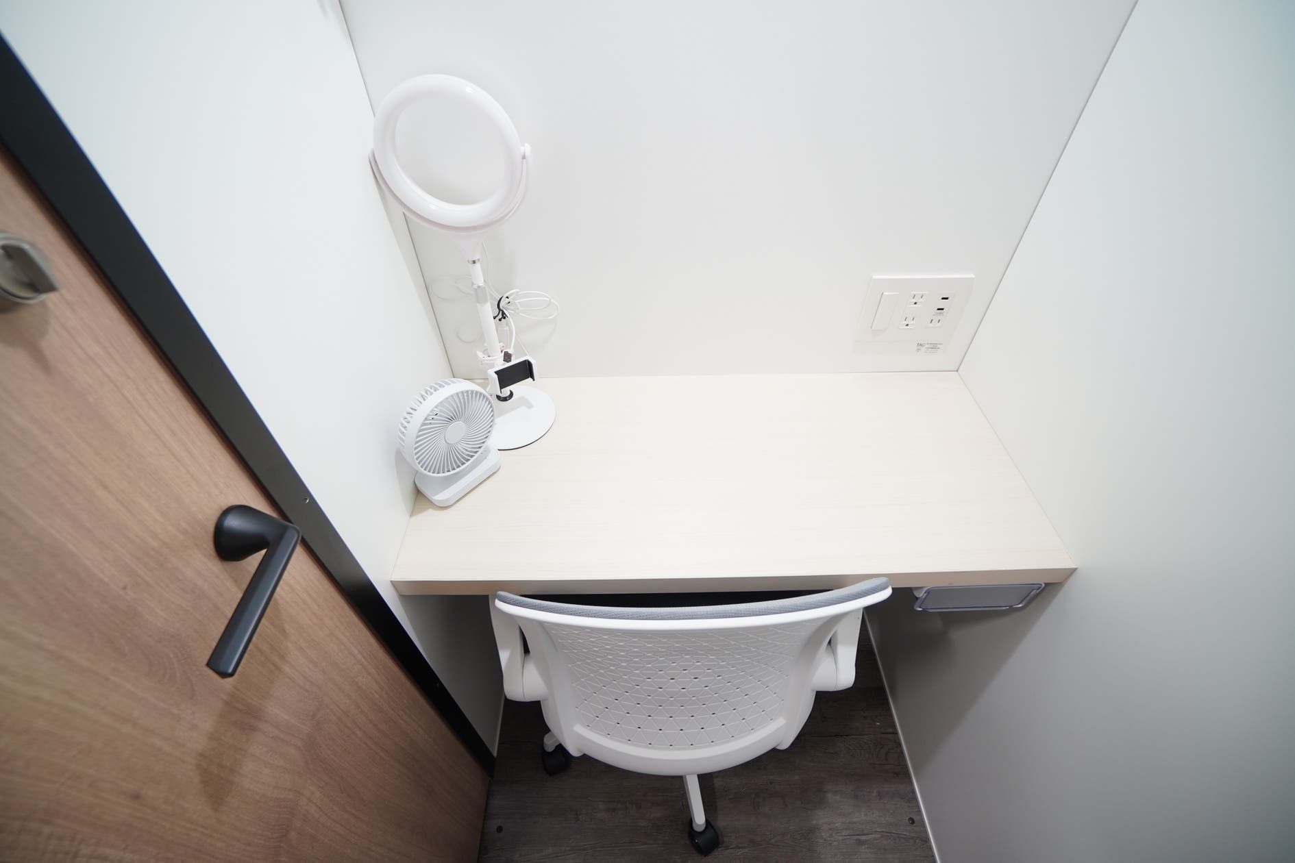 ＜ビズボ五反田東口No.7＞【換気ファン付完全個室】浅草線徒歩1分・JR徒歩3分🚃光回線Wi-Fi📶電源🔌テレワークの写真5